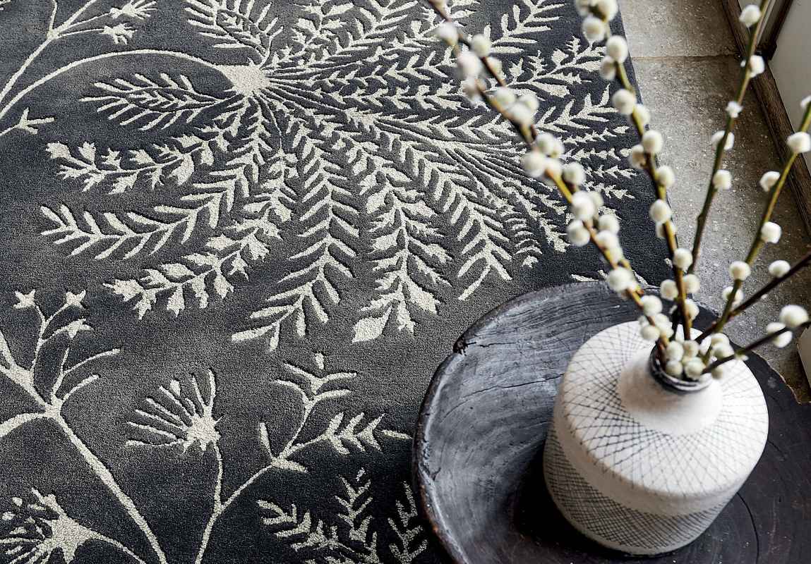 Vlněný, ručně všívaný koberec Sanderson Mapperton, černý, velké květové ...